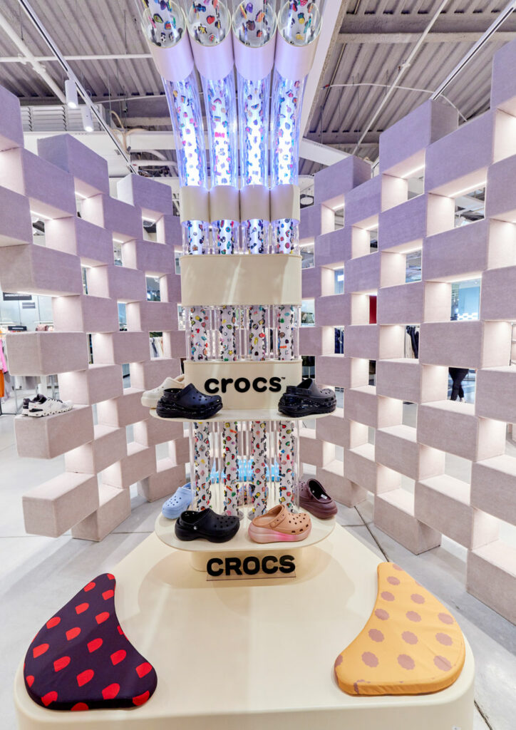 CROCS - JIBBITZ FACTORY aux GALERIES LAFAYETTE, Paris - OZALYD